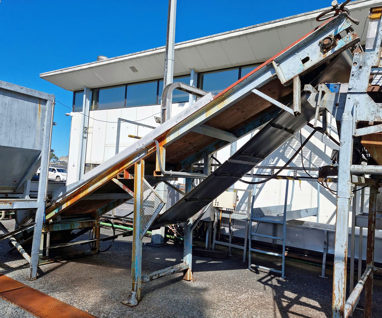 Used Infeed Inclined Cleated Belt Conveyor With Sprays For Sale NZ